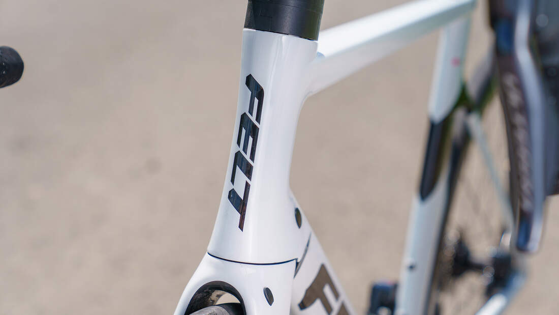 Test: Aero-Rennrad Felt AR Advanced Ultegra Di2 im Einzeltest | bike-x.de