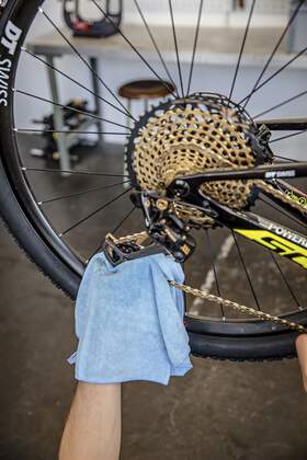 Schaltung, Kurbell und Umlenkröllchen am MTB Pflegen | bike-x.de